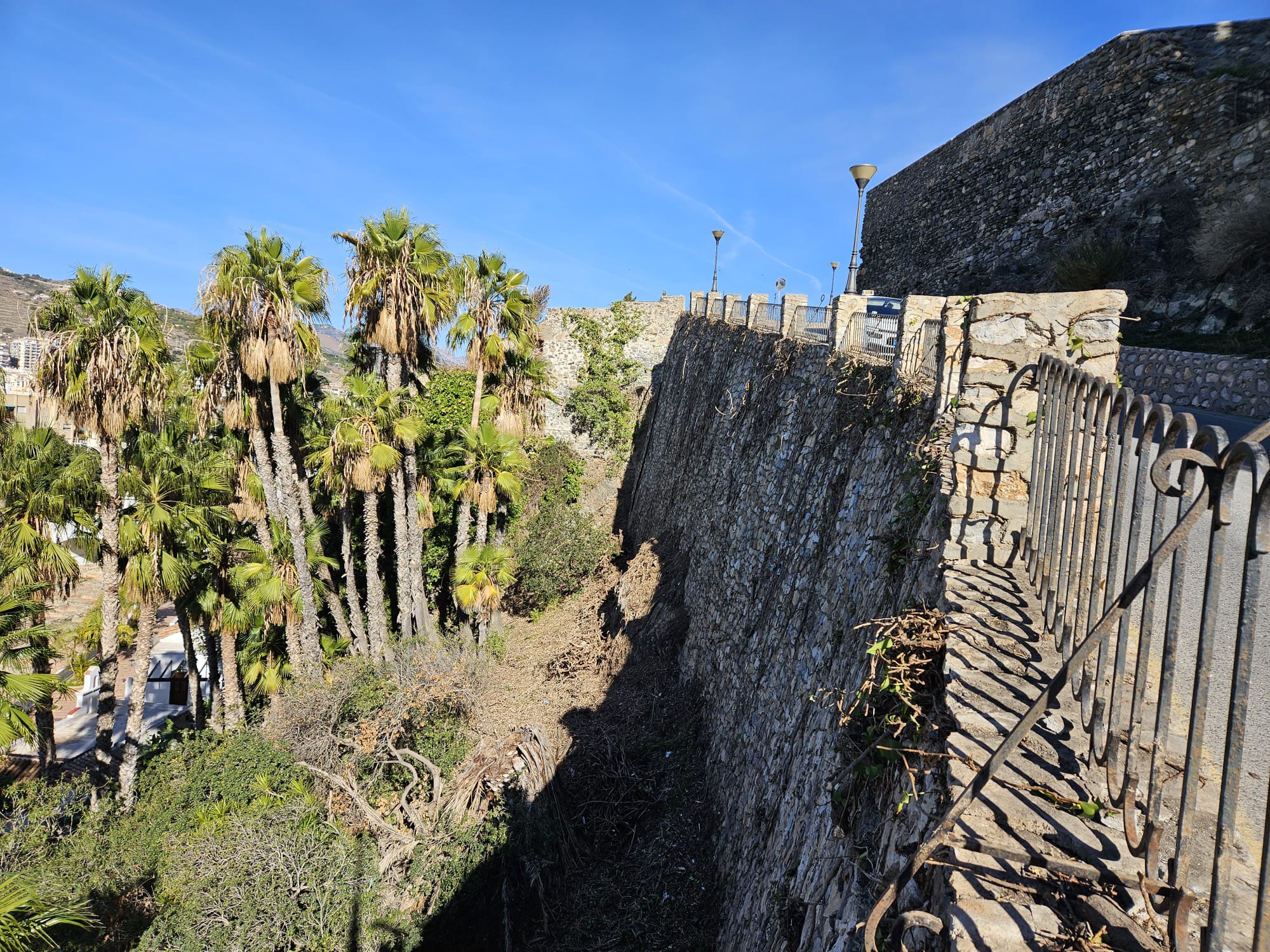 En ejecución un plan de choque de limpieza sobre el muro de acceso al ...