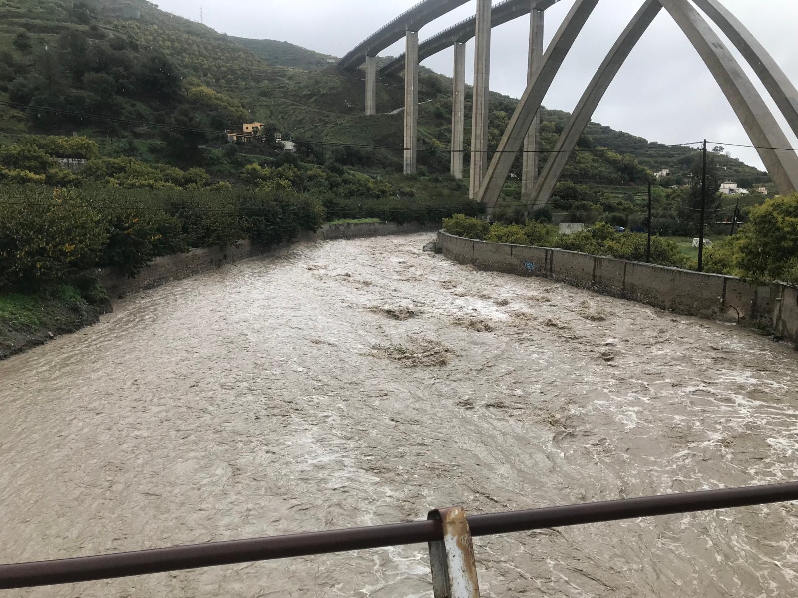 Todos los ríos que desembocan en la costa de Granada vienen de punta a ...