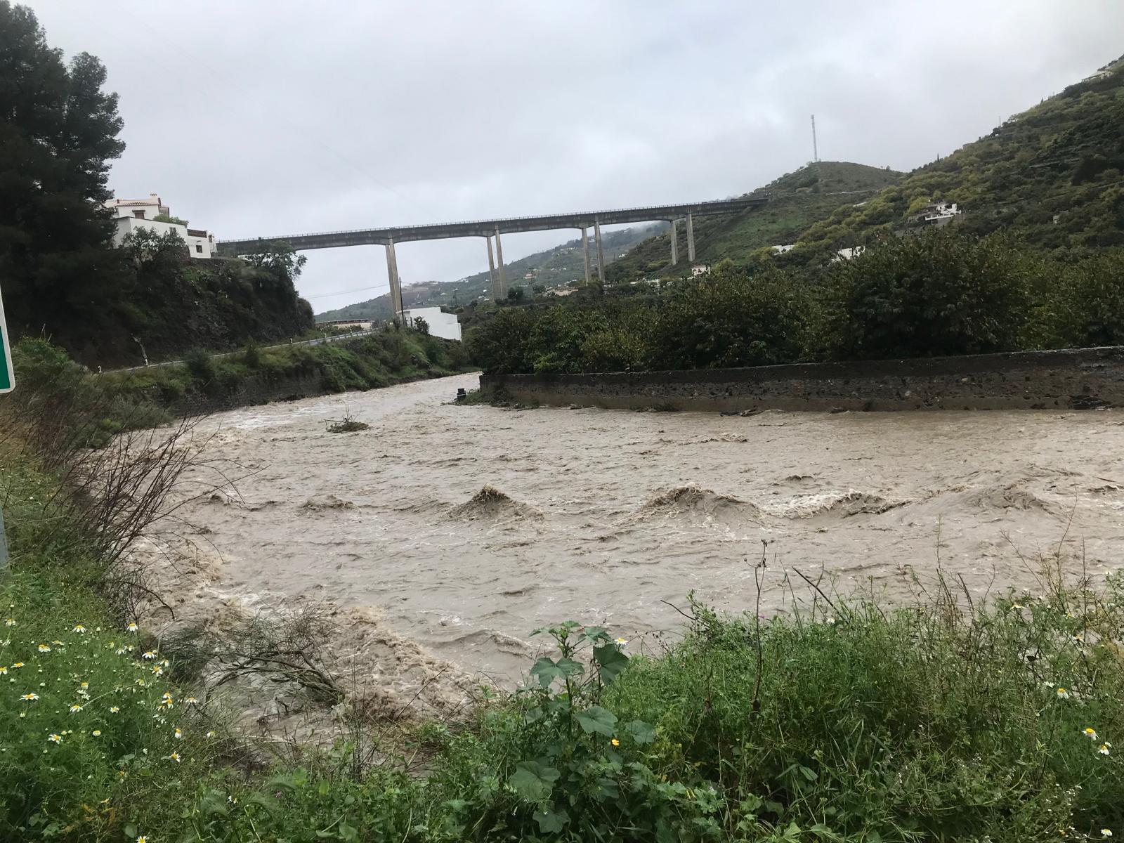 Todos los ríos que desembocan en la costa de Granada vienen de punta a ...