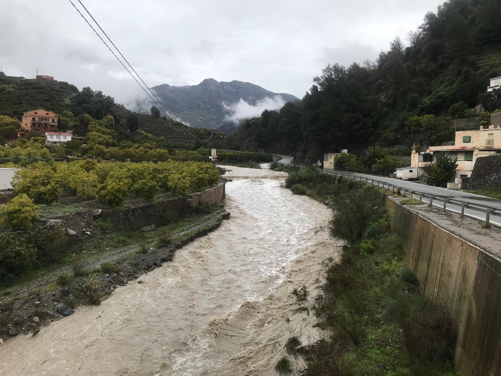 Todos los ríos que desembocan en la costa de Granada vienen de punta a ...
