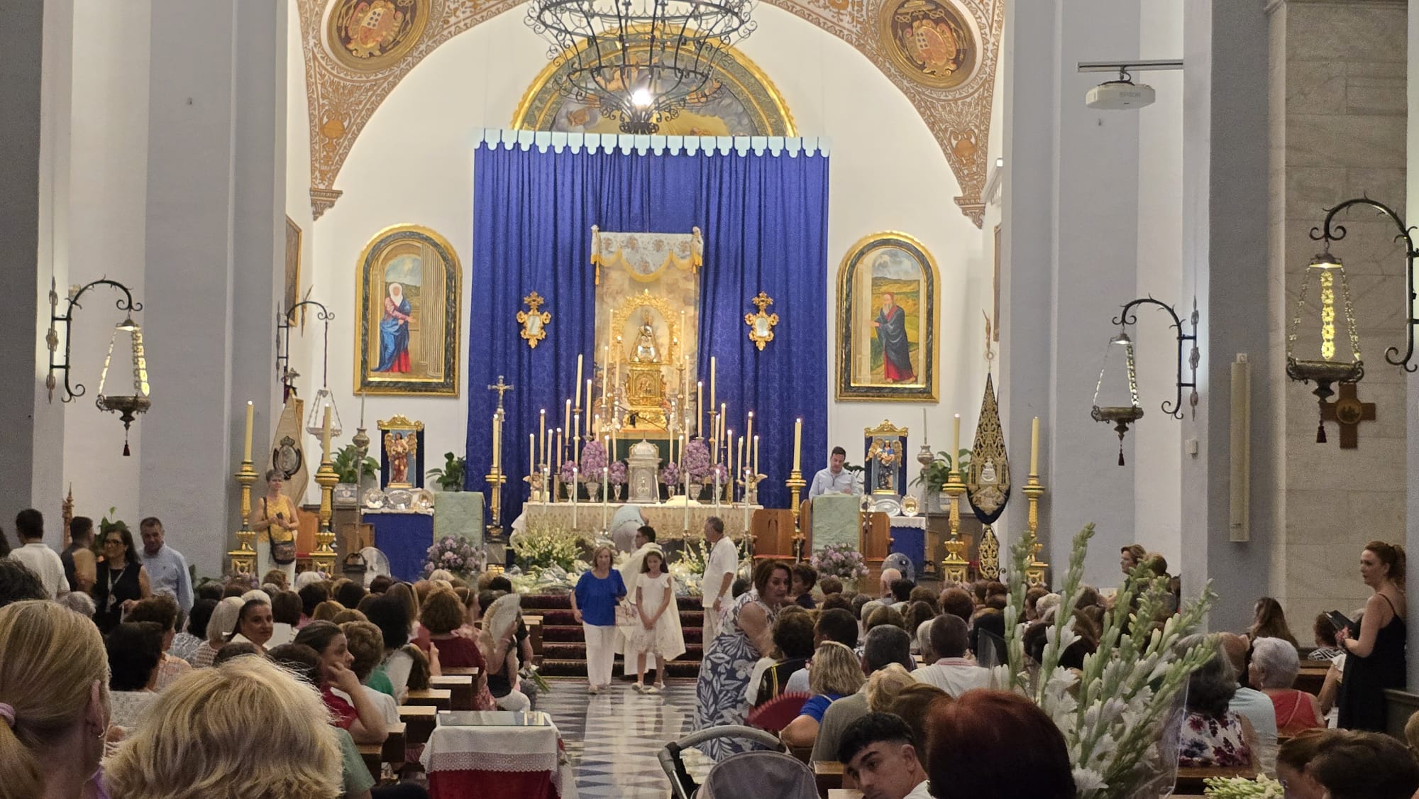 Los vecinos llenaron de flores el altar de la Encarnación durante la ...