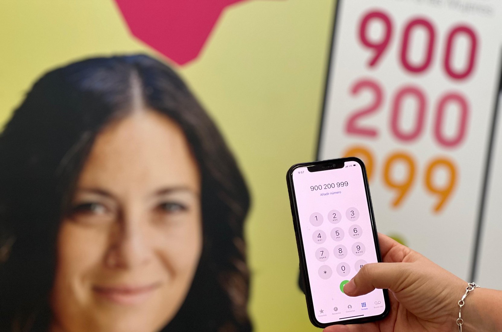 Las llamadas al teléfono de las mujeres crecen en Granada casi un 7% en ...