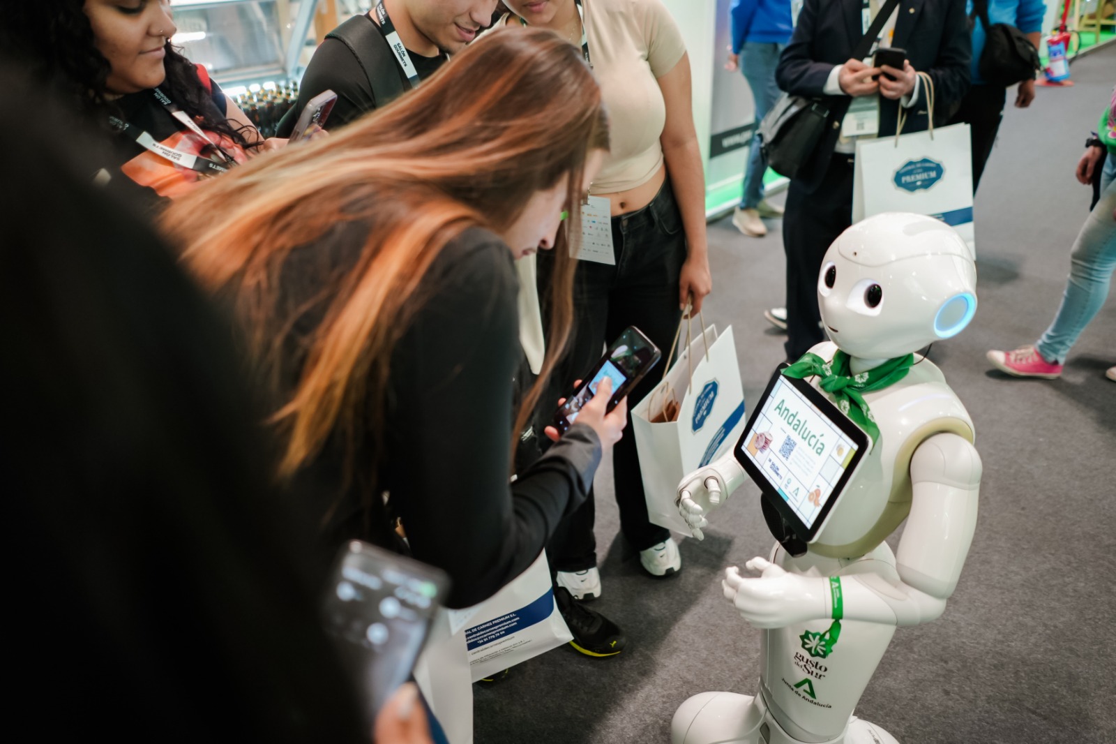 Más de 5.600 personas visitan el stand de Andalucía en la feria Salón ...